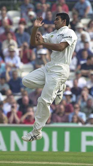 Zaheer Khan flying in from the Pavilion end of the ground ...