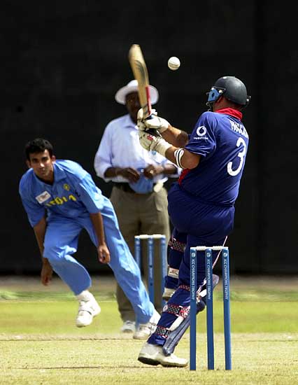 Nasser Hussain with a hook at a ball from Zaheer Khan | ESPNcricinfo.com