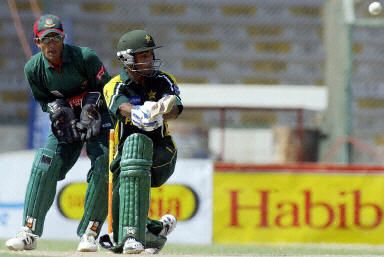 Khaled Mashud looks on as Mohammad Hafeez sweeps during his 44 ...
