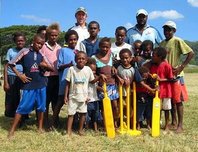 Australian Youth Ambassador Simon Barras (back left) and Vanuatu ...