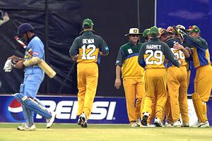 Brett Lee celebrates Tendulkar's wicket with teammates, Australia v ...