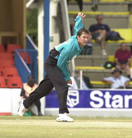 Nathan Astle bowling in the 2000 ICC knock out | ESPNcricinfo.com