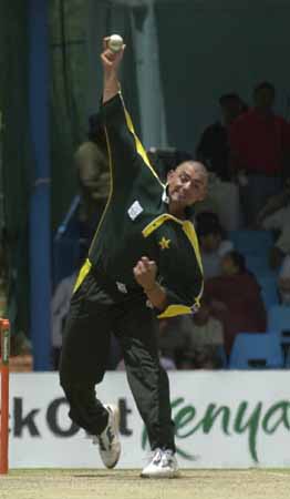 Saqlain Mushtaq in bowling action against Sri Lanka | ESPNcricinfo.com