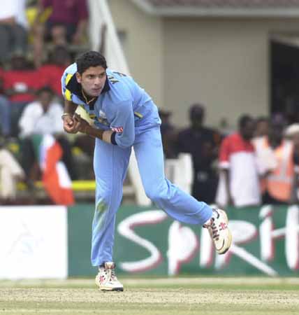 Indian all rounder Yuvraj bowling against South Africa | ESPNcricinfo.com