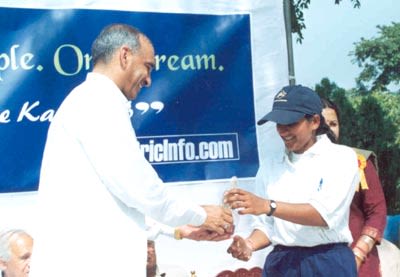 Anju Jain, Indian team captain receiving momento from the Hon'ble ...