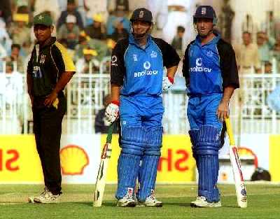 Elahi, Ealham and Thorpe wait for sight screen adjustments ...