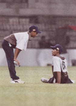 Kulatunga gets a massege from the dressing room | ESPNcricinfo.com