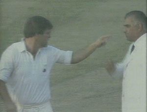 Mike Gatting argues with Shakoor Rana (Pt 2) | ESPNcricinfo.com