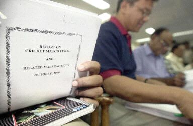 Reporters leaf through the CBI report on Match fixing | ESPNcricinfo.com