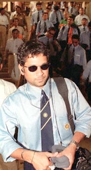 Tendulkar makes his way from the flight | ESPNcricinfo.com