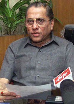 Former ICC president Jagmohan Dalmiya addressing the press after the ...