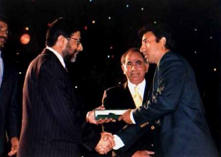 Saeed Anwar receiving his lifetime achievement award at the PCB Gala ...