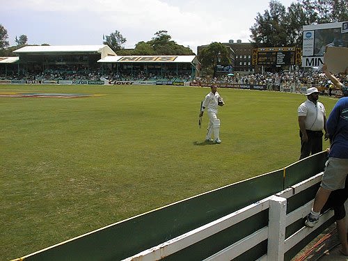 Stewart leaves the field after his quickfire 95 in the 3rd Test ...