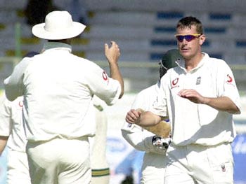 England teammates celebrate the fall of a Pakistani wicket ...