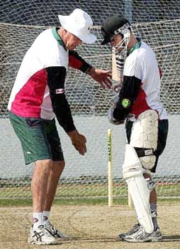 Carl Rackemann gives a batting tip to Stuart Carlisle | ESPNcricinfo.com