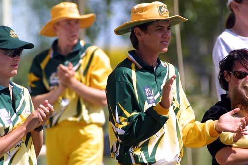 Zoe Goss & Australian players congratulate Karen Rolton | ESPNcricinfo.com