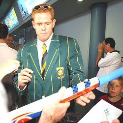 Pollock signs autographs on arrival in Perth | ESPNcricinfo.com