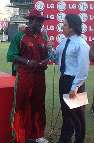 West Indies skipper Carl Hooper, talking with Ramiz Raja, after loosing ...