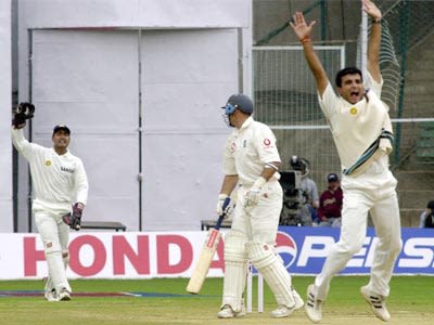 Sourav Ganguly and Deep Dasgupta appeal for a decision against Nasser Hussain | ESPNcricinfo.com